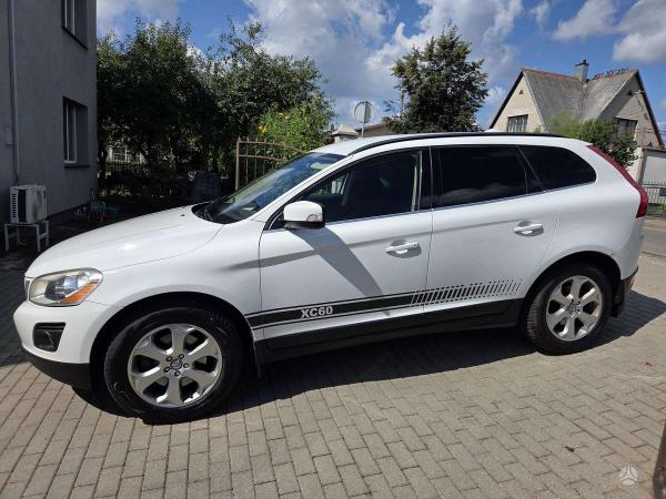 White Volvo XC60 2009 in Trakai, with an engine capacity of 2.40 L and mileage of 203 thousand km for 9000 €, photo 8 on AUTOMOTO.COM.LV