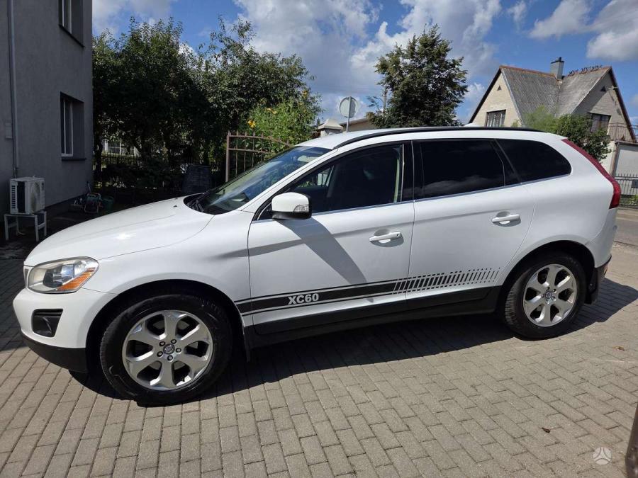 White Volvo XC60 2009 in Trakai, with an engine capacity of 2.40 L and mileage of 203 thousand km for 9000 €, photo 8 on AUTOMOTO.COM.LV