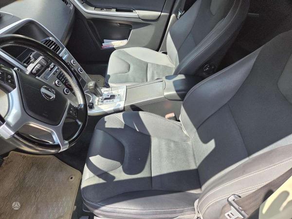 White Volvo XC60 2009 in Trakai, with an engine capacity of 2.40 L and mileage of 203 thousand km for 9000 €, photo 10 on AUTOMOTO.COM.LV