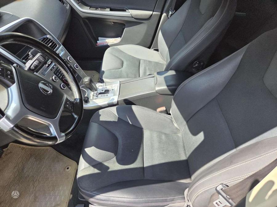 White Volvo XC60 2009 in Trakai, with an engine capacity of 2.40 L and mileage of 203 thousand km for 9000 €, photo 10 on AUTOMOTO.COM.LV