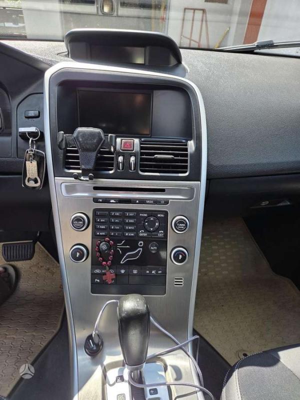 White Volvo XC60 2009 in Trakai, with an engine capacity of 2.40 L and mileage of 203 thousand km for 9000 €, photo 11 on AUTOMOTO.COM.LV