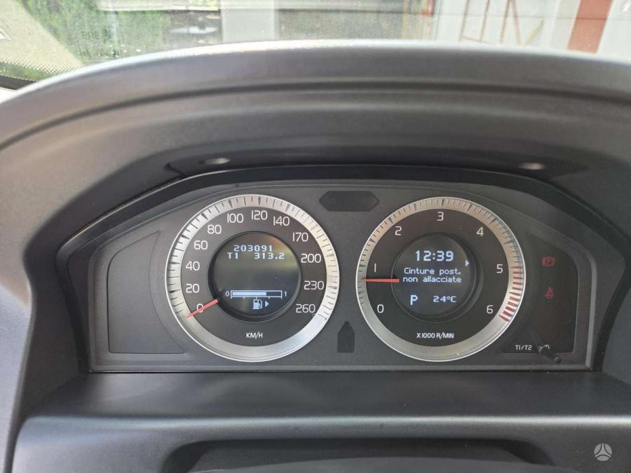 White Volvo XC60 2009 in Trakai, with an engine capacity of 2.40 L and mileage of 203 thousand km for 9000 €, photo 12 on AUTOMOTO.COM.LV