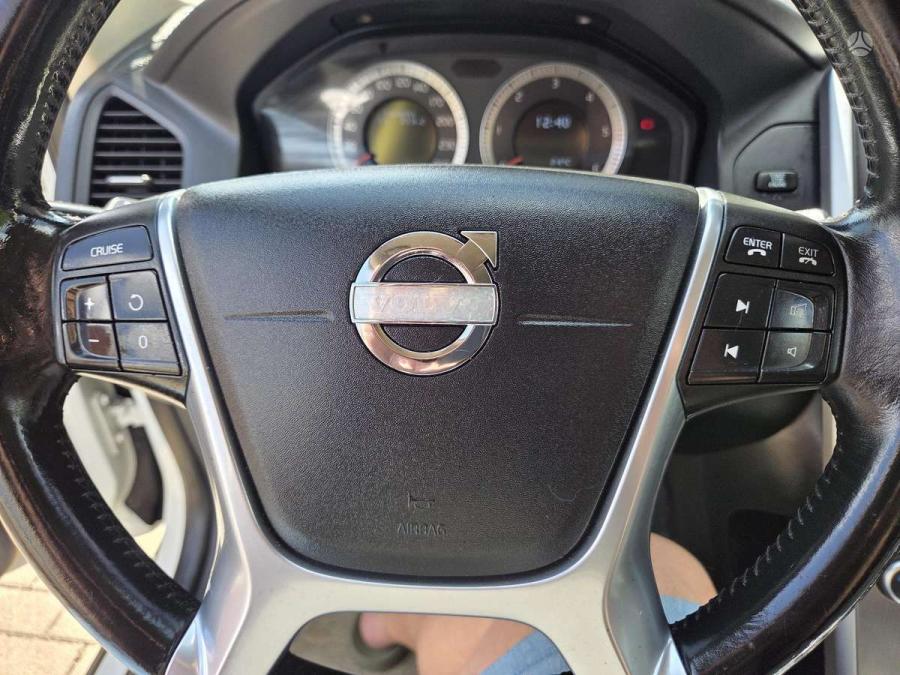 White Volvo XC60 2009 in Trakai, with an engine capacity of 2.40 L and mileage of 203 thousand km for 9000 €, photo 13 on AUTOMOTO.COM.LV