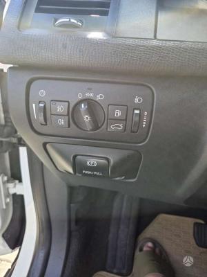 White Volvo XC60 2009 in Trakai, with an engine capacity of 2.40 L and mileage of 203 thousand km for 9000 €, photo 14 on AUTOMOTO.COM.LV