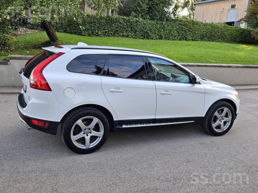 White Volvo XC60 2009 in Jekabpils, with an engine capacity of 2.40 L and mileage of 312 thousand km for 7890 €, photo 8 on AUTOMOTO.COM.LV