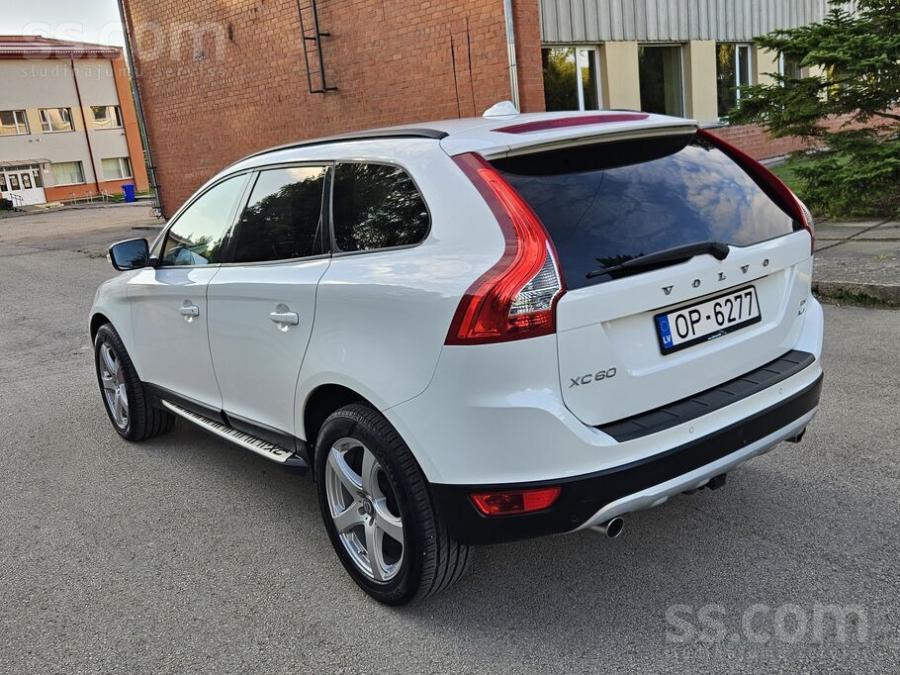 White Volvo XC60 2009 in Jekabpils, with an engine capacity of 2.40 L and mileage of 312 thousand km for 7890 €, photo 11 on AUTOMOTO.COM.LV