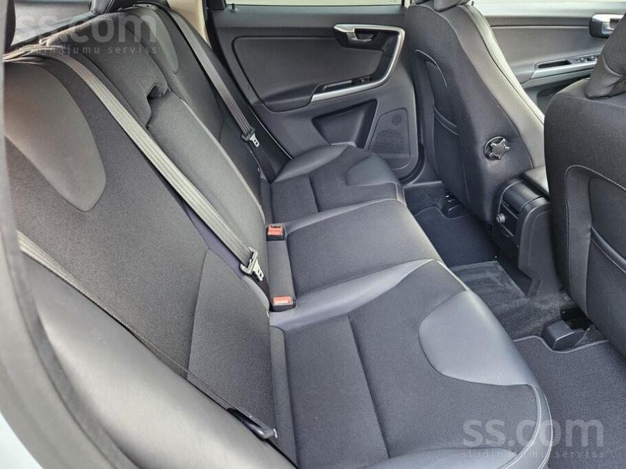 White Volvo XC60 2009 in Jekabpils, with an engine capacity of 2.40 L and mileage of 312 thousand km for 7890 €, photo 18 on AUTOMOTO.COM.LV