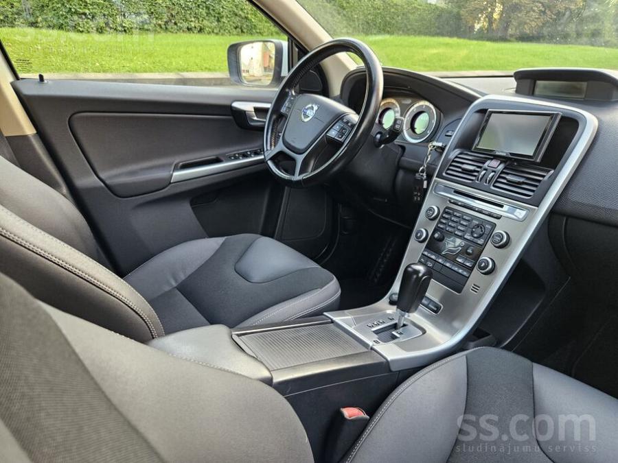White Volvo XC60 2009 in Jekabpils, with an engine capacity of 2.40 L and mileage of 312 thousand km for 7890 €, photo 20 on AUTOMOTO.COM.LV