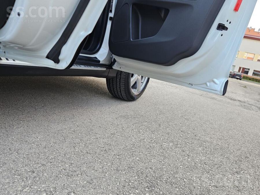 White Volvo XC60 2009 in Jekabpils, with an engine capacity of 2.40 L and mileage of 312 thousand km for 7890 €, photo 22 on AUTOMOTO.COM.LV