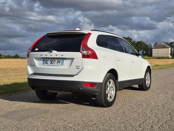 White Volvo XC60 2009 in Radviliskis, with an engine capacity of 2.40 L and mileage of 303 thousand km for 5700 €, photo 6 on AUTOMOTO.COM.LV