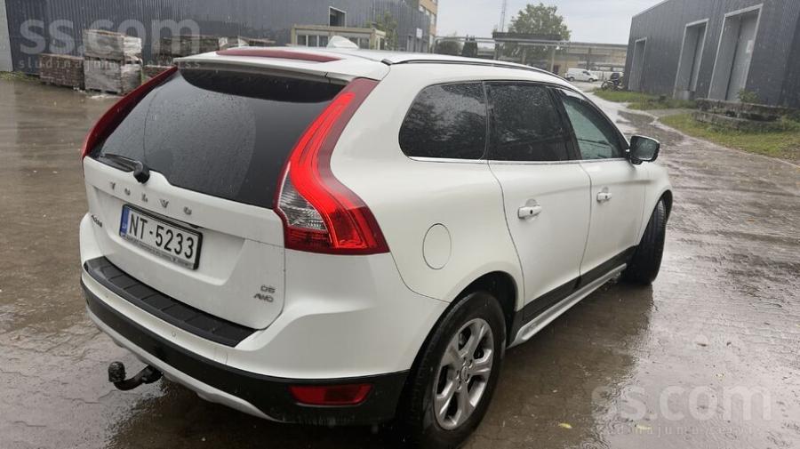 White Volvo XC60 2009 in Riga, with an engine capacity of 2.40 L and mileage of 300 thousand km for 5200 €, photo 4 on AUTOMOTO.COM.LV