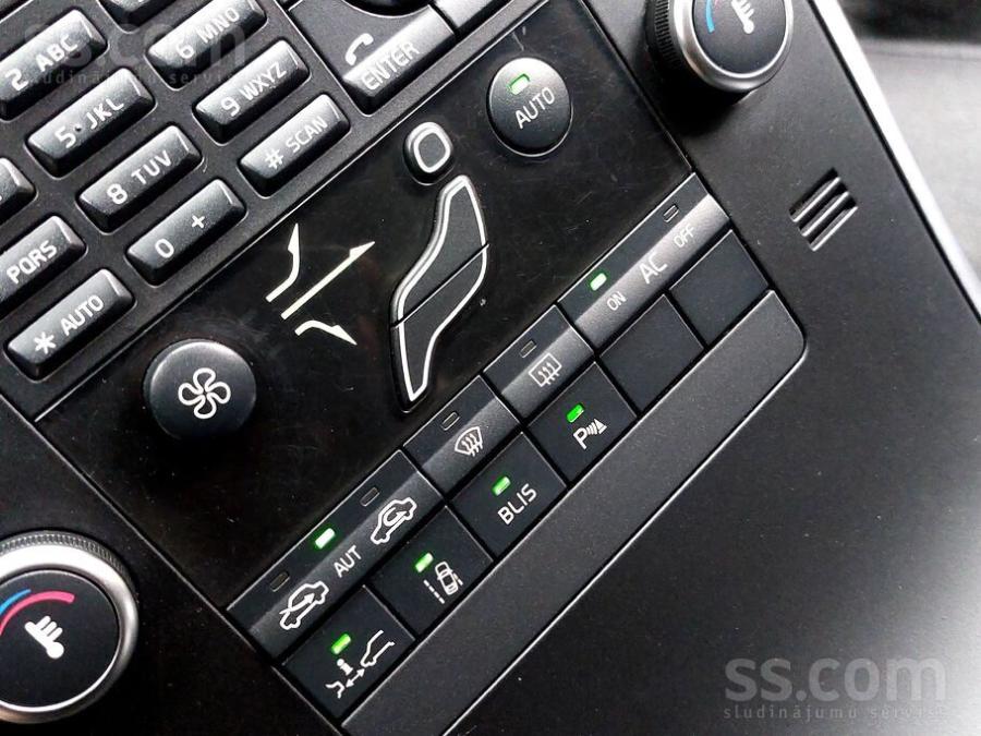 Balts Volvo XC60 2009 Rīga, ar dzinēja tilpumu 2.40 L un nobraukumu 195 tūkst. km par 7770 €, foto 18 vietnē AUTOMOTO.COM.LV
