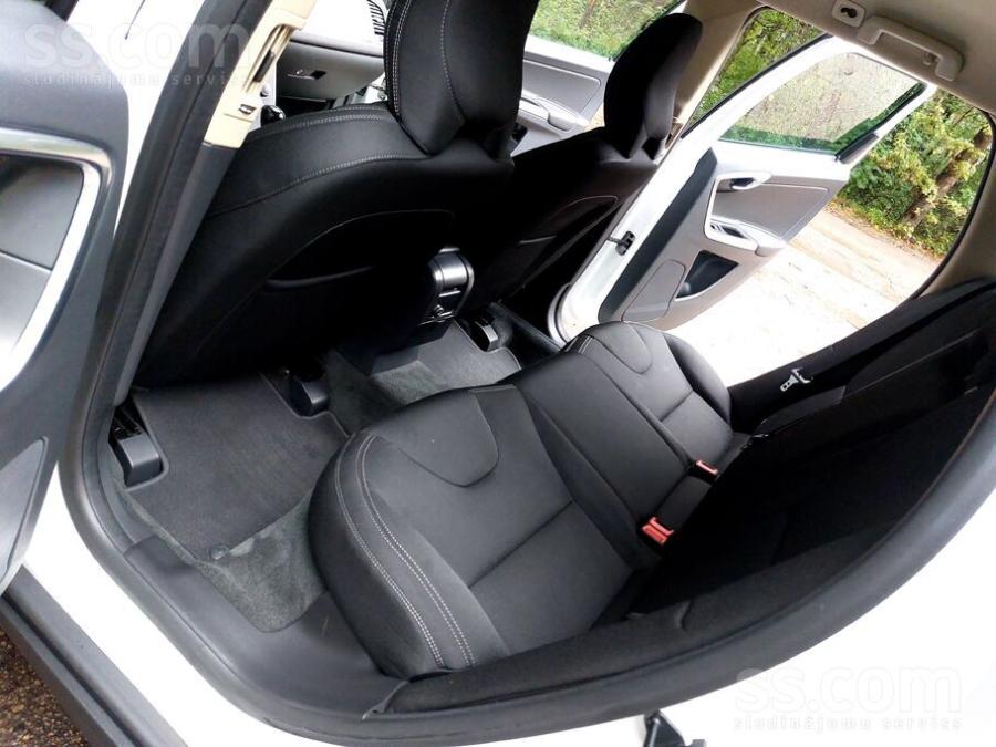 Balts Volvo XC60 2009 Rīga, ar dzinēja tilpumu 2.40 L un nobraukumu 195 tūkst. km par 7770 €, foto 26 vietnē AUTOMOTO.COM.LV
