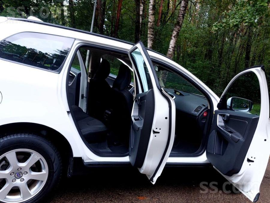 Balts Volvo XC60 2009 Rīga, ar dzinēja tilpumu 2.40 L un nobraukumu 195 tūkst. km par 7770 €, foto 31 vietnē AUTOMOTO.COM.LV