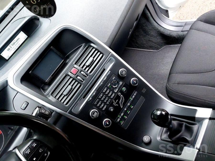 Balts Volvo XC60 2009 Rīga, ar dzinēja tilpumu 2.40 L un nobraukumu 195 tūkst. km par 7770 €, foto 35 vietnē AUTOMOTO.COM.LV