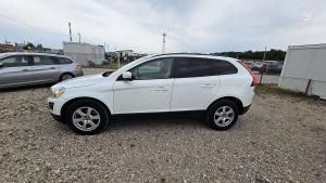 White Volvo XC60 2009 in Vilnius, with an engine capacity of 2.40 L and mileage of 308 thousand km for 3900 €, photo 4 on AUTOMOTO.COM.LV
