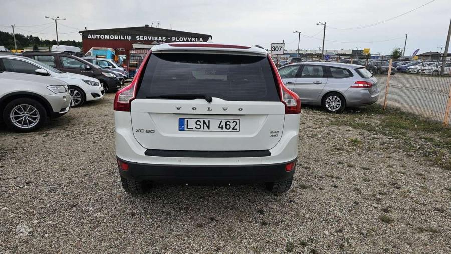 White Volvo XC60 2009 in Vilnius, with an engine capacity of 2.40 L and mileage of 308 thousand km for 3900 €, photo 6 on AUTOMOTO.COM.LV