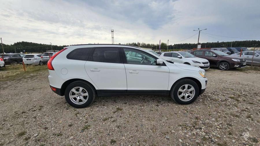 White Volvo XC60 2009 in Vilnius, with an engine capacity of 2.40 L and mileage of 308 thousand km for 3900 €, photo 8 on AUTOMOTO.COM.LV