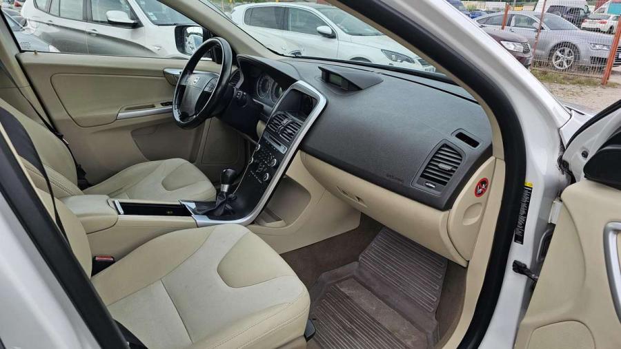 White Volvo XC60 2009 in Vilnius, with an engine capacity of 2.40 L and mileage of 308 thousand km for 3900 €, photo 10 on AUTOMOTO.COM.LV