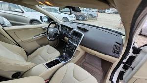White Volvo XC60 2009 in Vilnius, with an engine capacity of 2.40 L and mileage of 308 thousand km for 3900 €, photo 11 on AUTOMOTO.COM.LV