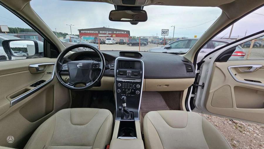 White Volvo XC60 2009 in Vilnius, with an engine capacity of 2.40 L and mileage of 308 thousand km for 3900 €, photo 12 on AUTOMOTO.COM.LV