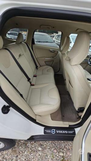 White Volvo XC60 2009 in Vilnius, with an engine capacity of 2.40 L and mileage of 308 thousand km for 3900 €, photo 13 on AUTOMOTO.COM.LV