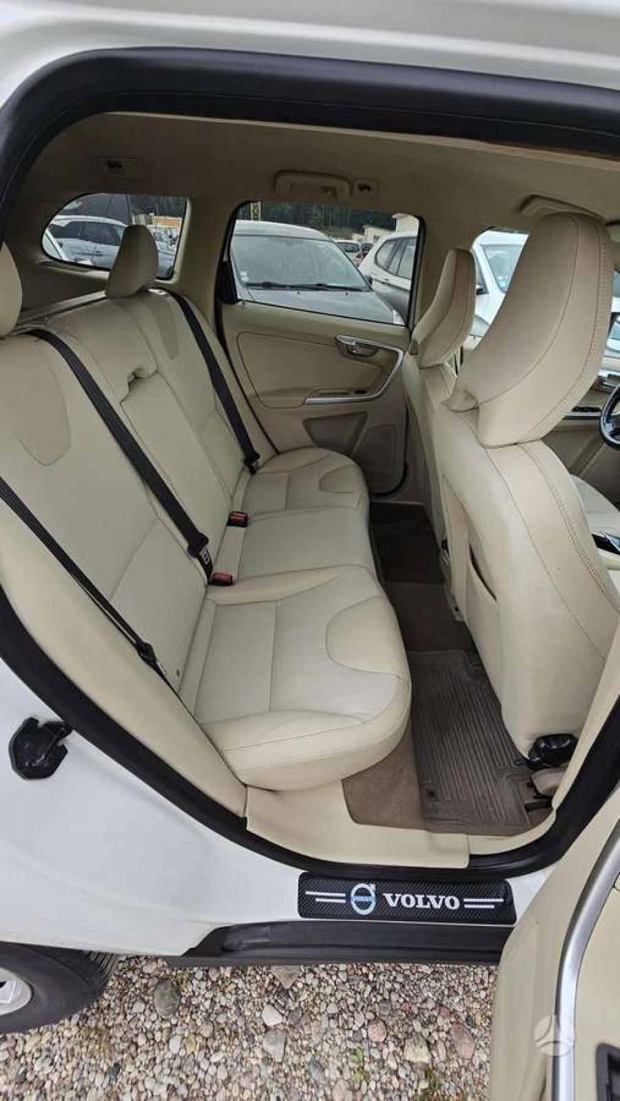 White Volvo XC60 2009 in Vilnius, with an engine capacity of 2.40 L and mileage of 308 thousand km for 3900 €, photo 13 on AUTOMOTO.COM.LV