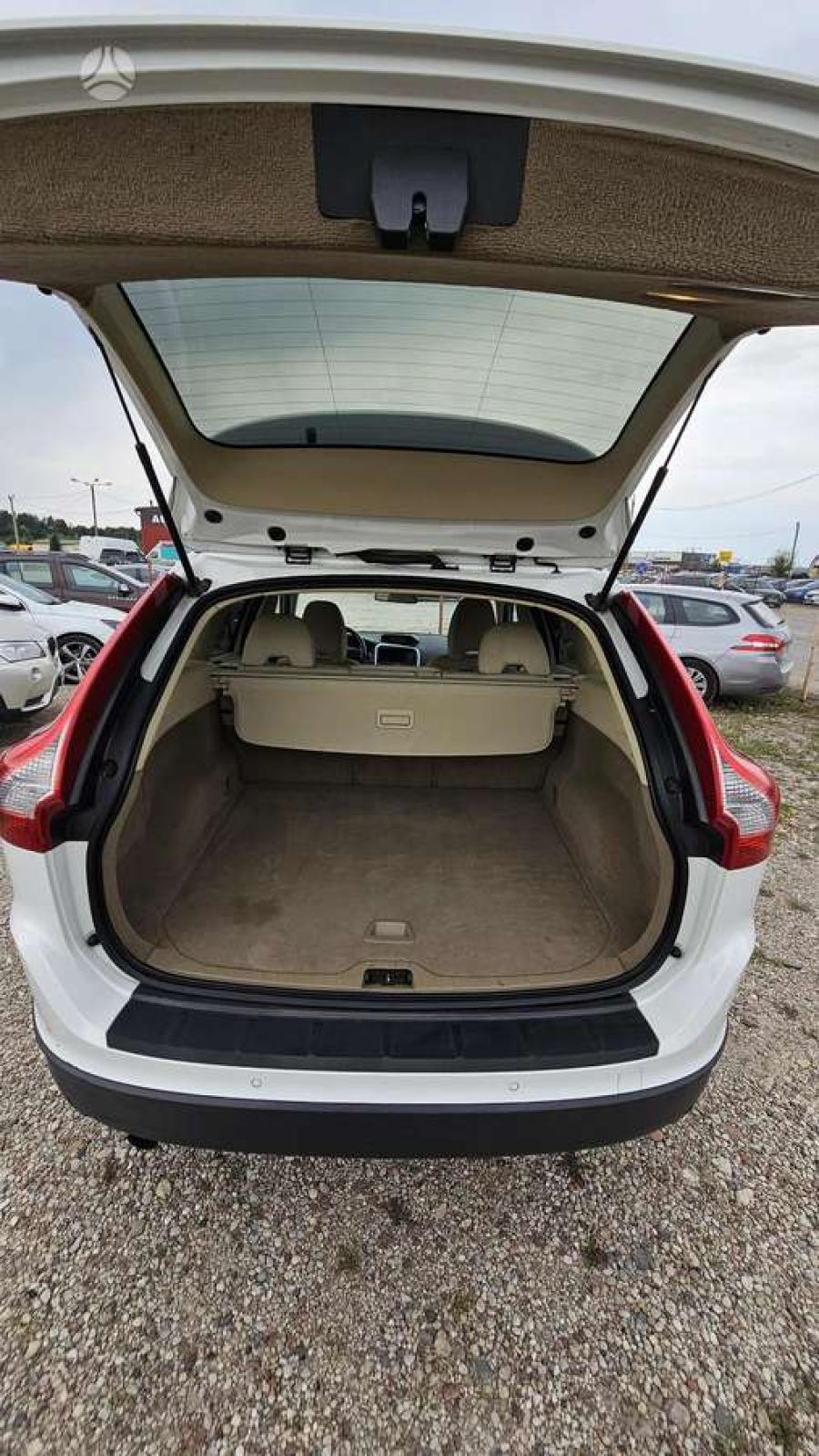 White Volvo XC60 2009 in Vilnius, with an engine capacity of 2.40 L and mileage of 308 thousand km for 3900 €, photo 14 on AUTOMOTO.COM.LV