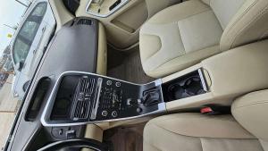 White Volvo XC60 2009 in Vilnius, with an engine capacity of 2.40 L and mileage of 308 thousand km for 3900 €, photo 16 on AUTOMOTO.COM.LV