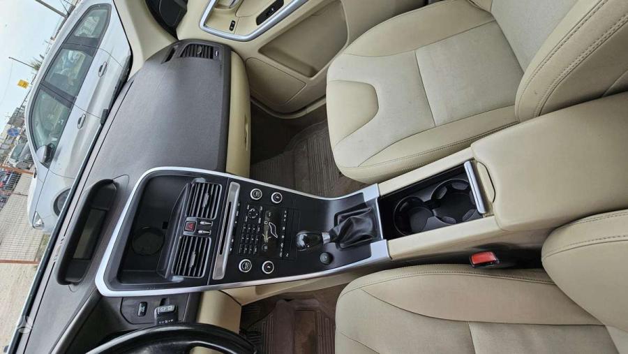 White Volvo XC60 2009 in Vilnius, with an engine capacity of 2.40 L and mileage of 308 thousand km for 3900 €, photo 16 on AUTOMOTO.COM.LV