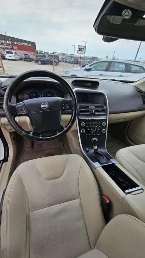 White Volvo XC60 2009 in Vilnius, with an engine capacity of 2.40 L and mileage of 308 thousand km for 3900 €, photo 17 on AUTOMOTO.COM.LV