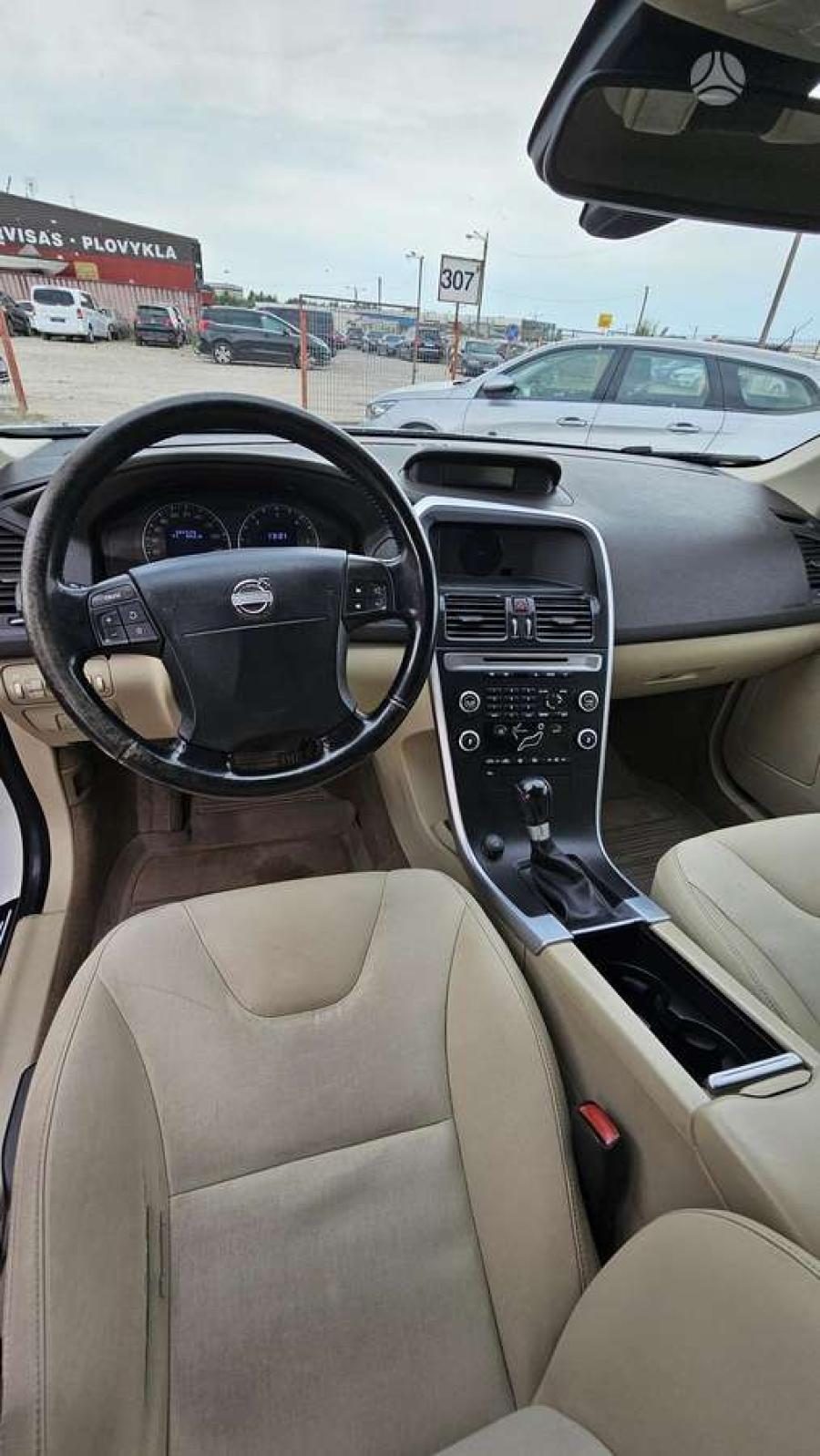 White Volvo XC60 2009 in Vilnius, with an engine capacity of 2.40 L and mileage of 308 thousand km for 3900 €, photo 17 on AUTOMOTO.COM.LV