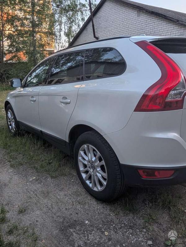 White Volvo XC60 2009 in Druskininkai, with an engine capacity of 2.40 L and mileage of 270 thousand km for 6500 €, photo 9 on AUTOMOTO.COM.LV