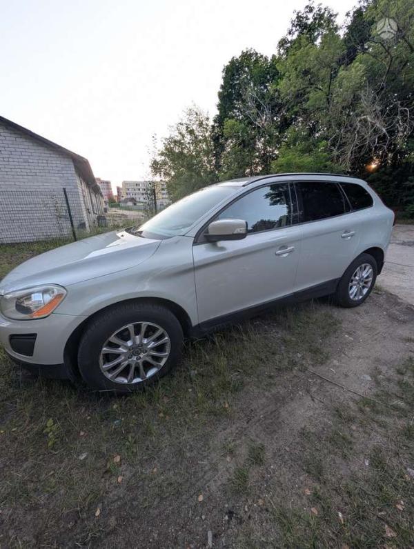 White Volvo XC60 2009 in Druskininkai, with an engine capacity of 2.40 L and mileage of 270 thousand km for 6500 €, photo 11 on AUTOMOTO.COM.LV