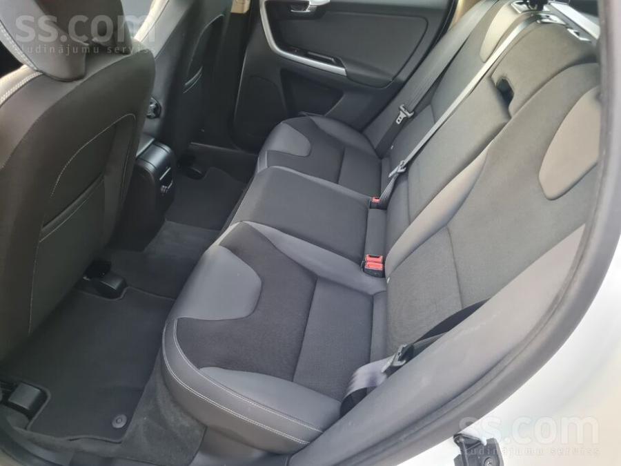 Balts Volvo XC60 2010 Daugavpils, ar dzinēja tilpumu 2.40 L un nobraukumu 256 tūkst. km par 8300 €, foto 9 vietnē AUTOMOTO.COM.LV