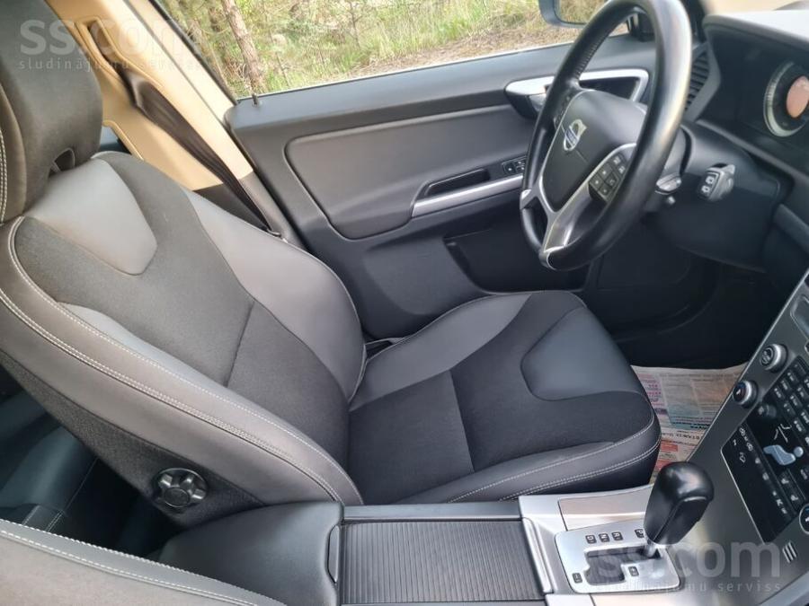 Balts Volvo XC60 2010 Daugavpils, ar dzinēja tilpumu 2.40 L un nobraukumu 256 tūkst. km par 8300 €, foto 12 vietnē AUTOMOTO.COM.LV