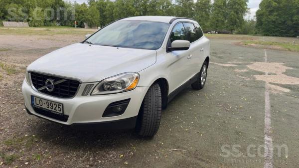 Balts Volvo XC60 2010 Rīga, ar dzinēja tilpumu 2.40 L un nobraukumu 340 tūkst. km par 7300 €, foto 1 vietnē AUTOMOTO.COM.LV