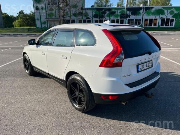 Balts Volvo XC60 2010 Rīga, ar dzinēja tilpumu 2.40 L un nobraukumu 378 tūkst. km par 5500 €, foto 3 vietnē AUTOMOTO.COM.LV