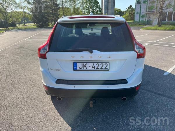 Balts Volvo XC60 2010 Rīga, ar dzinēja tilpumu 2.40 L un nobraukumu 378 tūkst. km par 5500 €, foto 4 vietnē AUTOMOTO.COM.LV