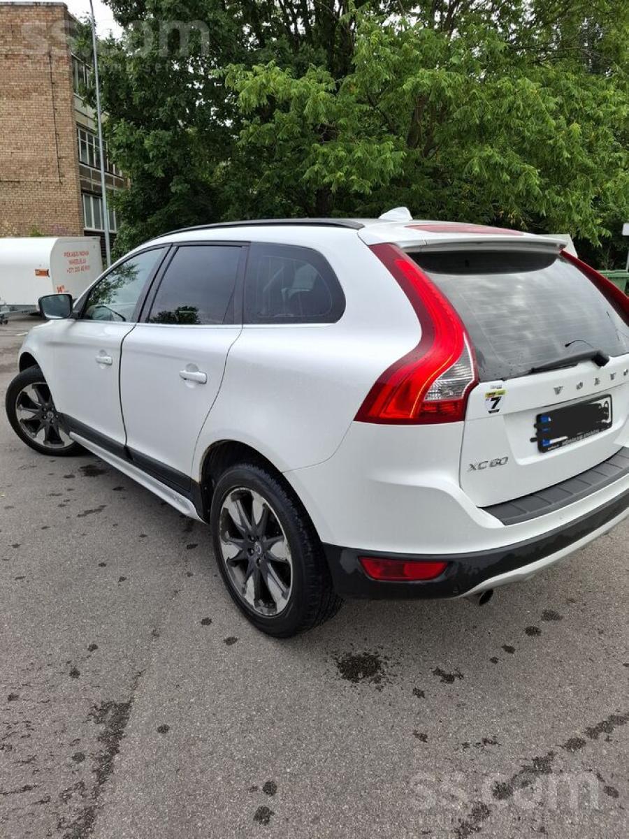 White Volvo XC60 2010 in Riga, with an engine capacity of 2.40 L and mileage of 425 thousand km for 5200 €, photo 4 on AUTOMOTO.COM.LV