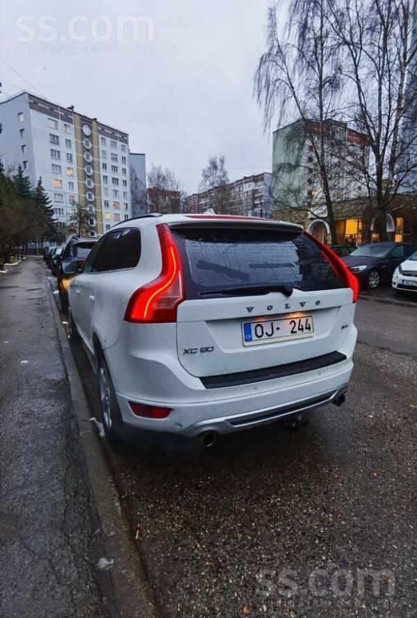 Balts Volvo XC60 2010 Rīga, ar dzinēja tilpumu 2.40 L un nobraukumu 251 tūkst. km par 6100 €, foto 4 vietnē AUTOMOTO.COM.LV