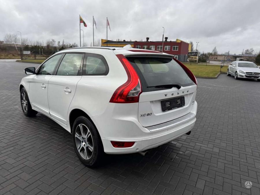 White Volvo XC60 2010 in Telschi, with an engine capacity of 2.95 L and mileage of 239 thousand km for 8300 €, photo 5 on AUTOMOTO.COM.LV