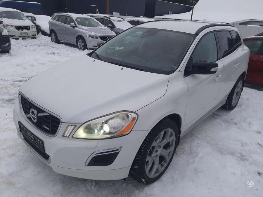 Balts Volvo XC60 2010 Kauņa, ar dzinēja tilpumu 2.40 L un nobraukumu 261 tūkst. km par 9150 €, foto 3 vietnē AUTOMOTO.COM.LV
