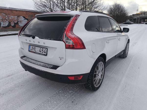 White Volvo XC60 2010 in Siauliai, with an engine capacity of 2.40 L and mileage of 333 thousand km for 6540 €, photo 4 on AUTOMOTO.COM.LV