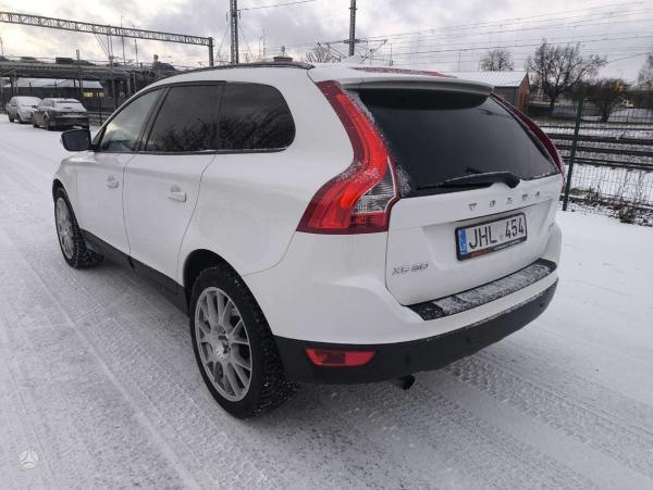 White Volvo XC60 2010 in Siauliai, with an engine capacity of 2.40 L and mileage of 333 thousand km for 6540 €, photo 6 on AUTOMOTO.COM.LV