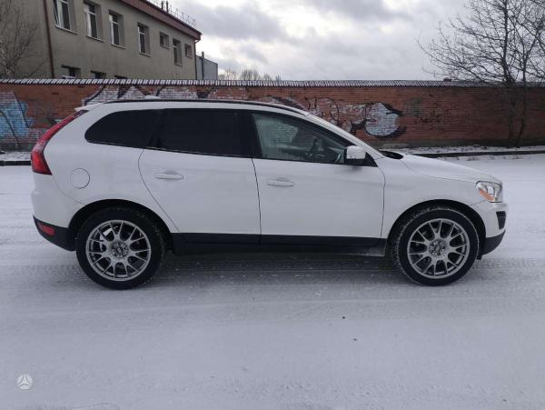 White Volvo XC60 2010 in Siauliai, with an engine capacity of 2.40 L and mileage of 333 thousand km for 6540 €, photo 7 on AUTOMOTO.COM.LV