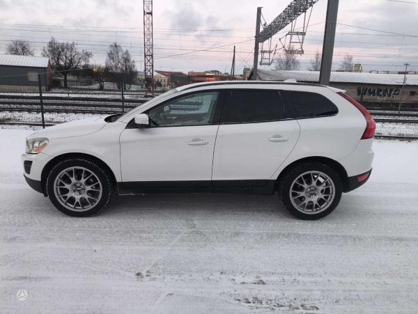 White Volvo XC60 2010 in Siauliai, with an engine capacity of 2.40 L and mileage of 333 thousand km for 6540 €, photo 8 on AUTOMOTO.COM.LV