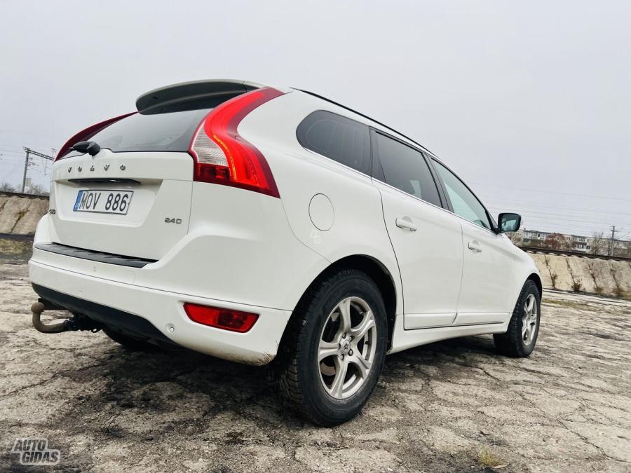 White Volvo XC60 2010 in Siauliai, with an engine capacity of 2.40 L and mileage of 460 thousand km for 6500 €, photo 9 on AUTOMOTO.COM.LV