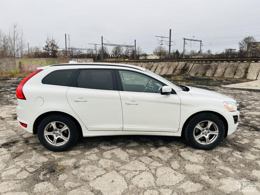 White Volvo XC60 2010 in Siauliai, with an engine capacity of 2.40 L and mileage of 460 thousand km for 6500 €, photo 11 on AUTOMOTO.COM.LV