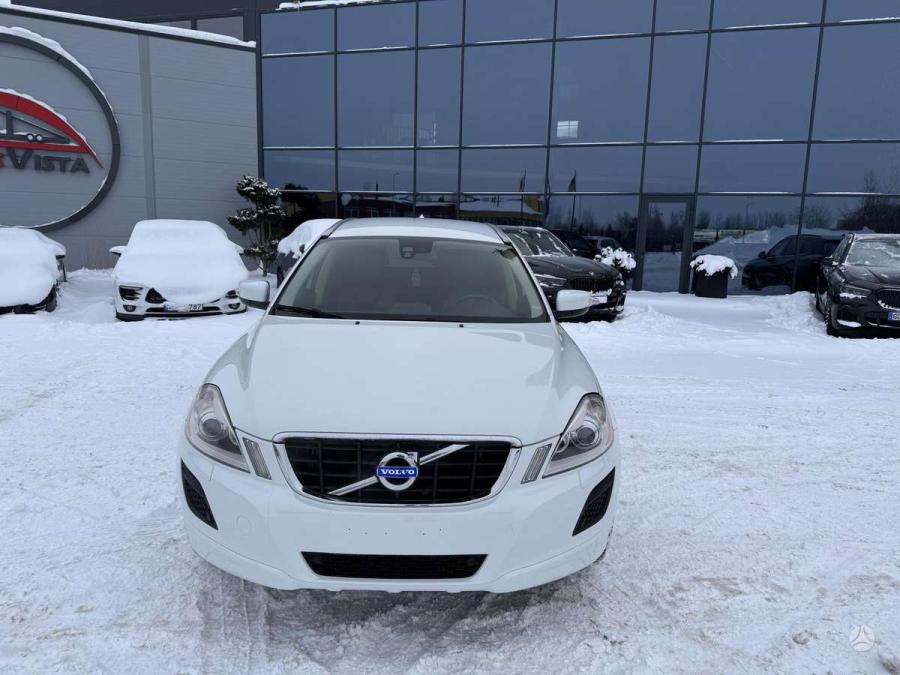 Balts Volvo XC60 2010 Telšiai, ar dzinēja tilpumu 2.95 L un nobraukumu 239 tūkst. km par 9300 €, foto 1 vietnē AUTOMOTO.COM.LV